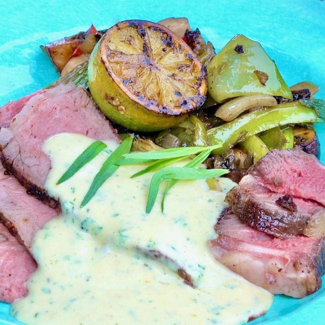 Kaptenmat | Tomahawk Black Angus serverat med Cafe de Paris - Kaptenmat